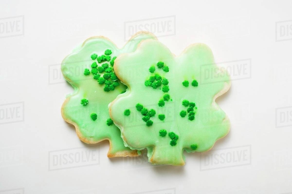 Shamrock biscuits with green icing for St. Patrick's Day - Stock Photo ...