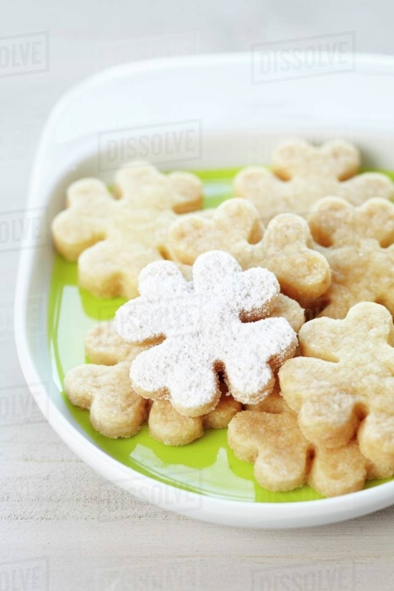 Shamrock-shaped biscuits, dusted with icing sugar - Royalty-free Stock ...