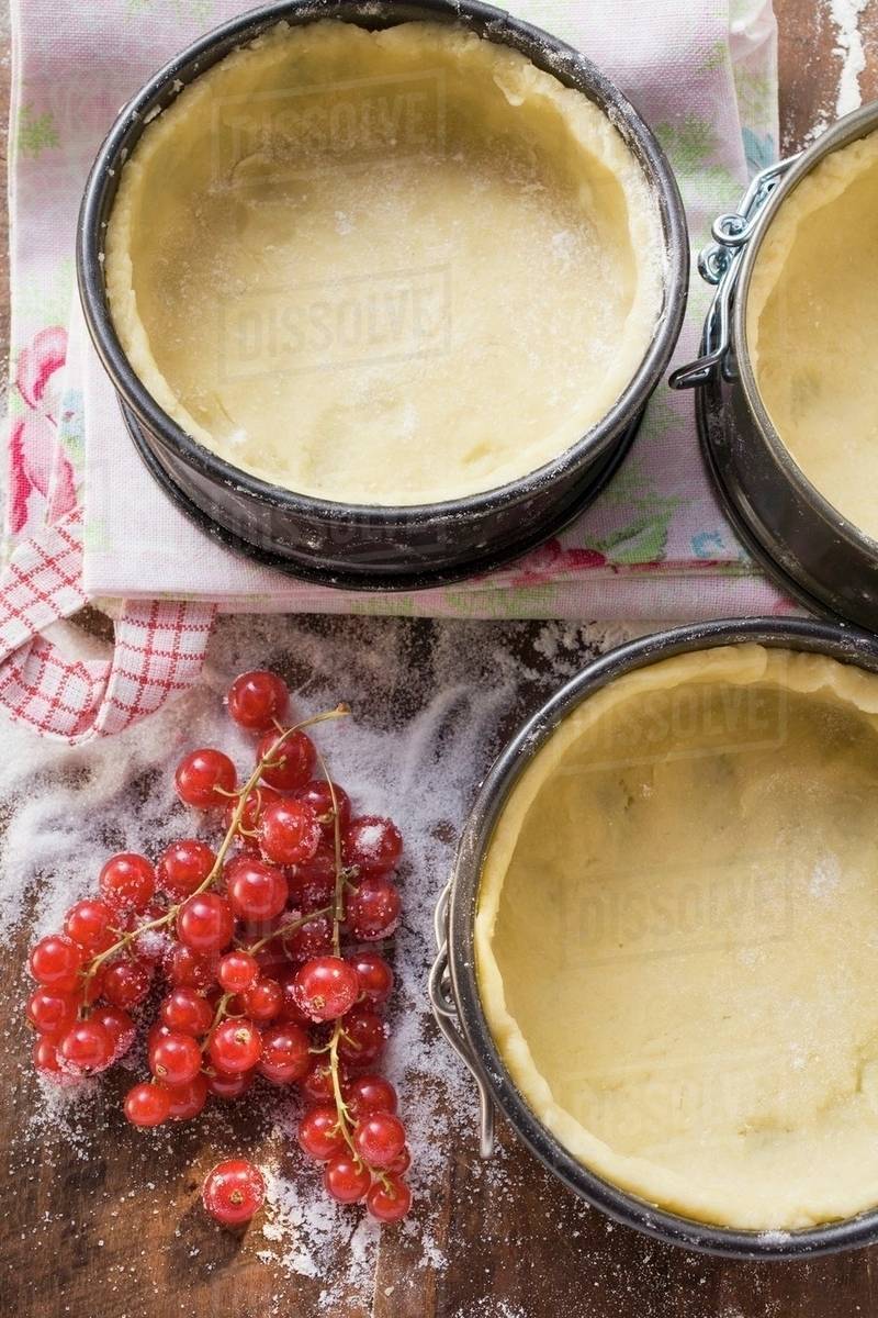 Baking tins lined with pastry, redcurrants - Royalty-free Stock Photo ...