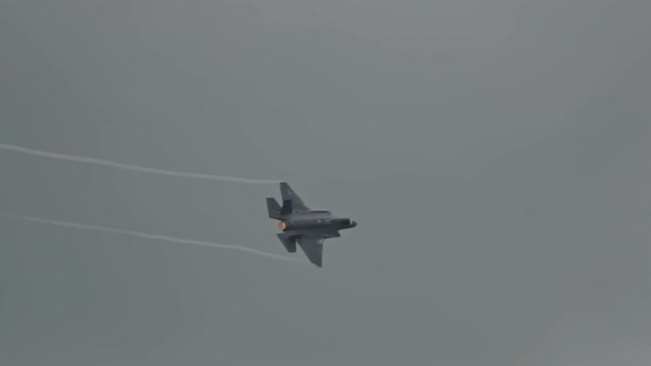 US Airforce F-35 stealth fighter jet during high speed flight and ...