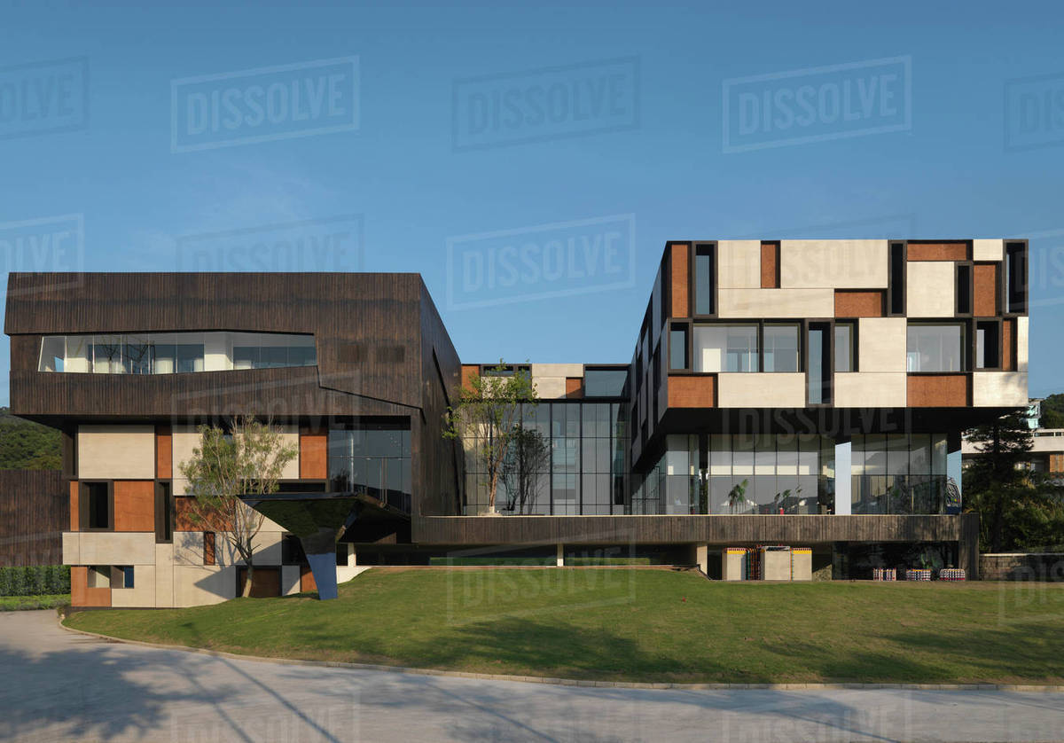 Front elevation modern building with geometric pattern - Royalty-free ...