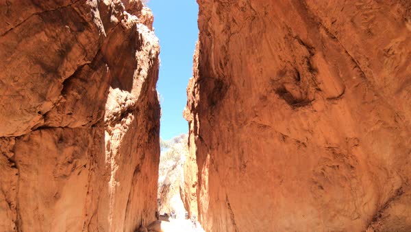 walk trail of gorge of Standley Chasm through eucalyptus trees and ...
