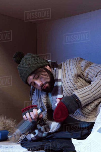 Homeless man with empty bottle in cardboard box - Royalty-free Stock ...