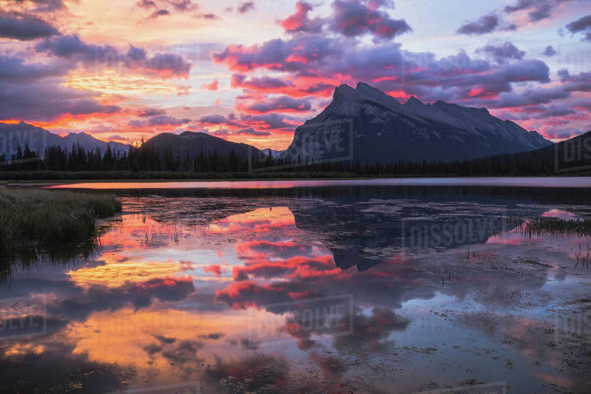 Reflections of Mount Rundle in Vermillion Lakes at sunset, Banff ...