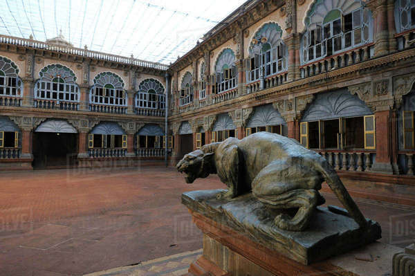 Inner courtyard with cast iron lion inside royal Mysore Palace ...