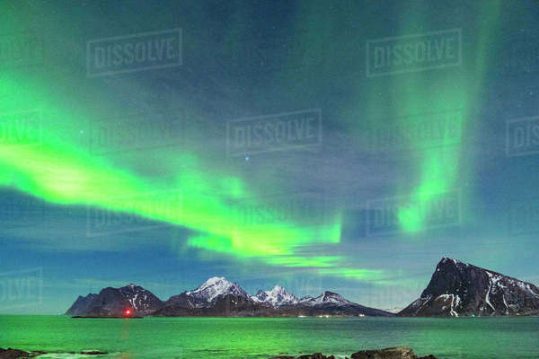 Starry sky with Aurora Borealis (Northern Lights) over mountains and ...