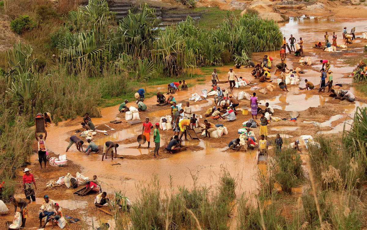 Villagers panning for diamonds, Ilakaka, Madagascar, Africa - Royalty ...