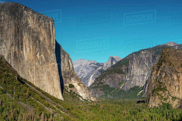 Popular Tunnel view vista of Yosemite Valley, El Capitan and Half Dome ...
