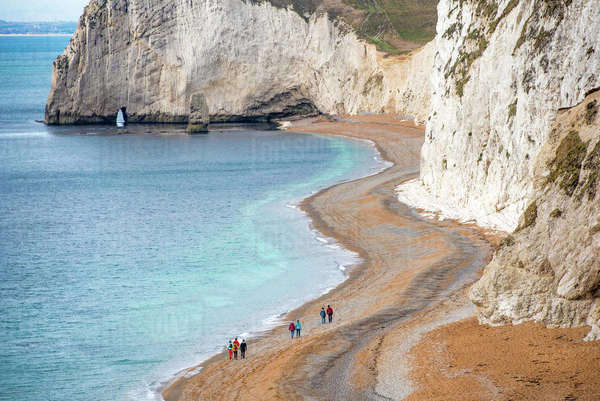 Tourists on Durdle Door beach on the Jurassic Coast, UNESCO World ...