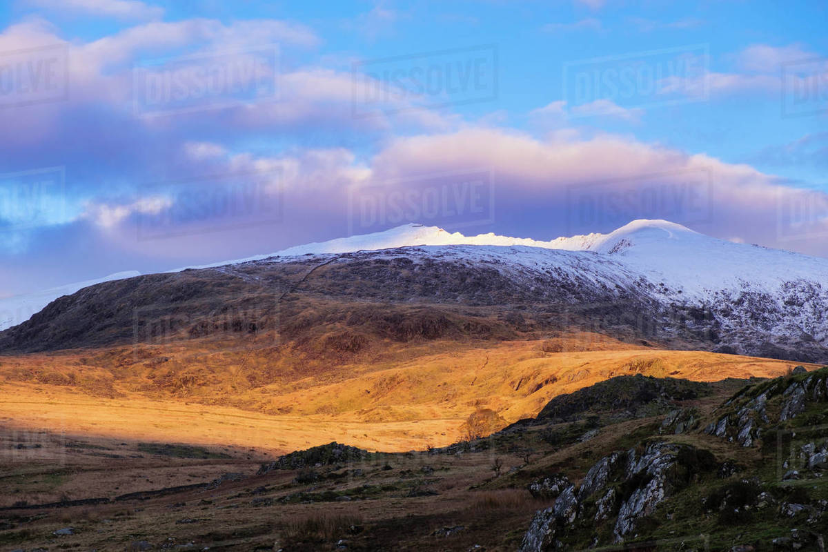 Late afternoon view to snow capped Mount Snowdon in winter in Snowdonia ...