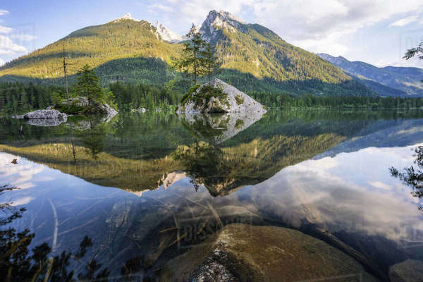 Hintersee Lake with reflection of Watzmann mountain peaks. Ramsau ...