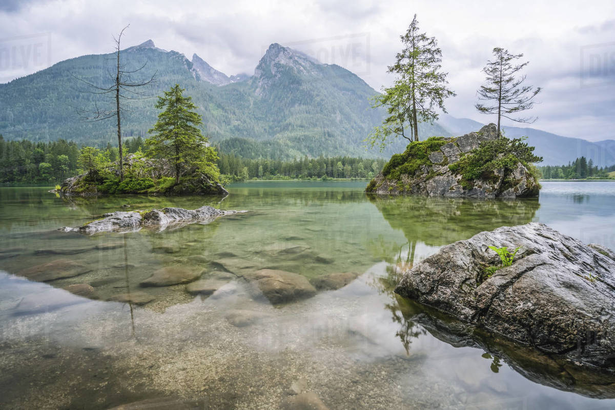 Hintersee Lake with reflection of Watzmann mountain peaks. Ramsau ...