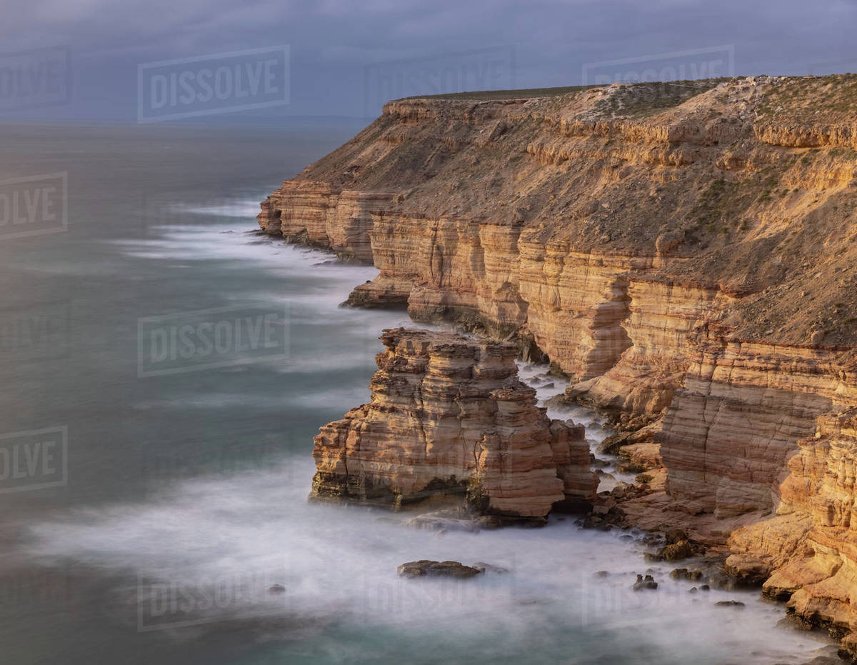 Long exposure shot of island rock at sunset in kalbarri national park ...