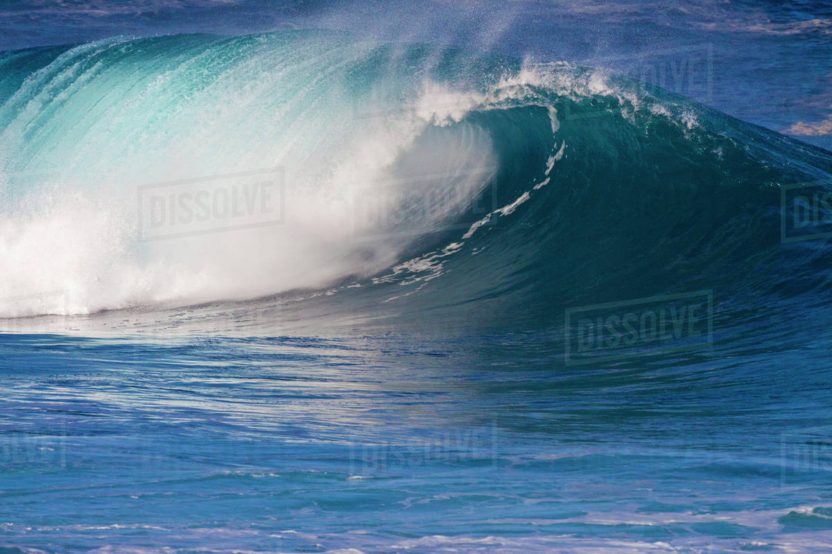 USA, Hawaii, Oahu, Large waves along the Pipeline Beach on the windward ...