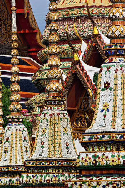 Chedis and gilded rooftop architecture, Wat Pho, Bangkok, Thailand ...