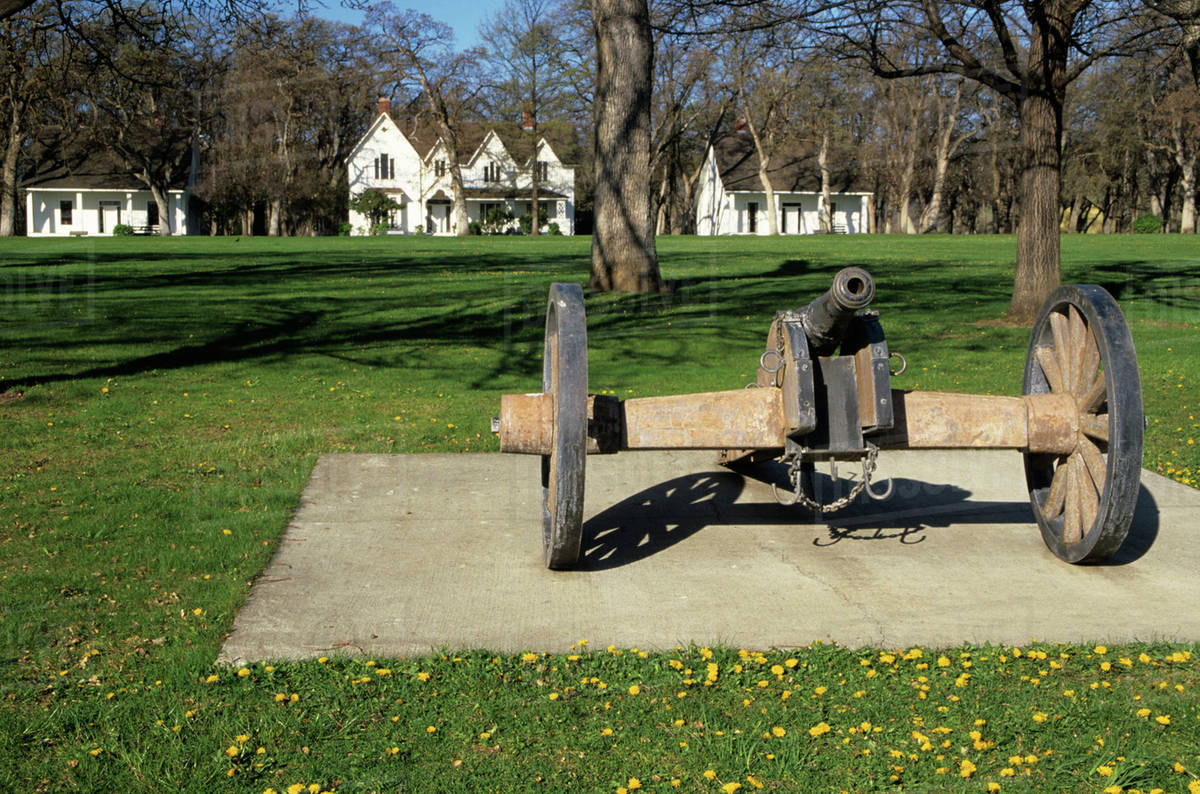 WA, Fort Simcoe SP, officers' quarters and cannon, fort established in ...