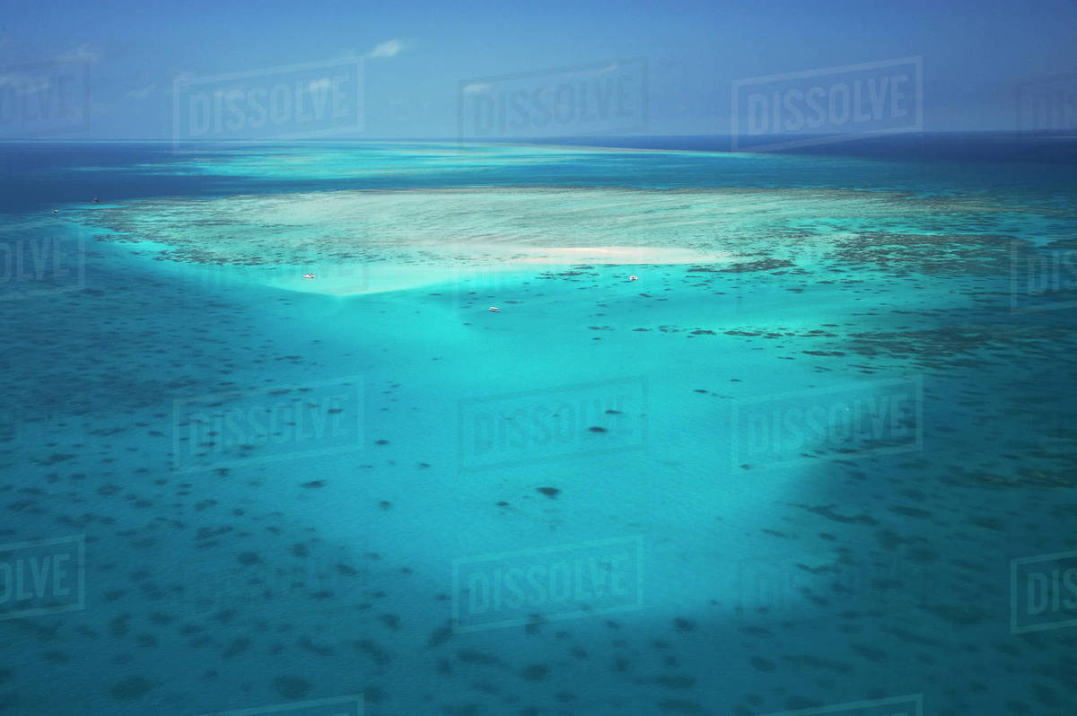 Upolu Cay and Dive Boats, Upolu Cay National Park, Great Barrier Reef ...