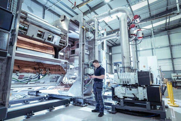 Operator with vacuum coating machine for automotive battery use - Stock ...