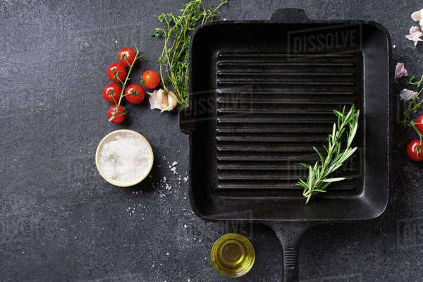 Flat lay top view black cast iron skillet for barbecue. Frying pan with ...