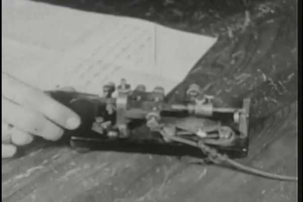 A telegram is sent; a map shows where the medias report by cable from ...