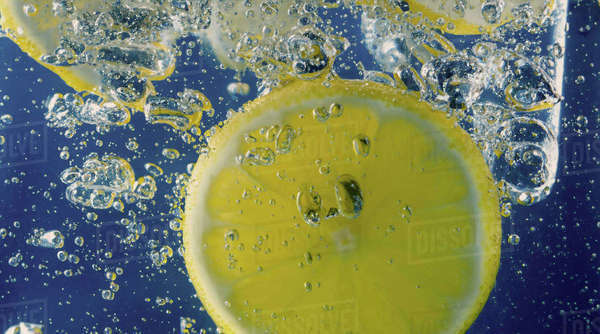 Underwater lemon slice in soda water or lemonade with bubbles ...