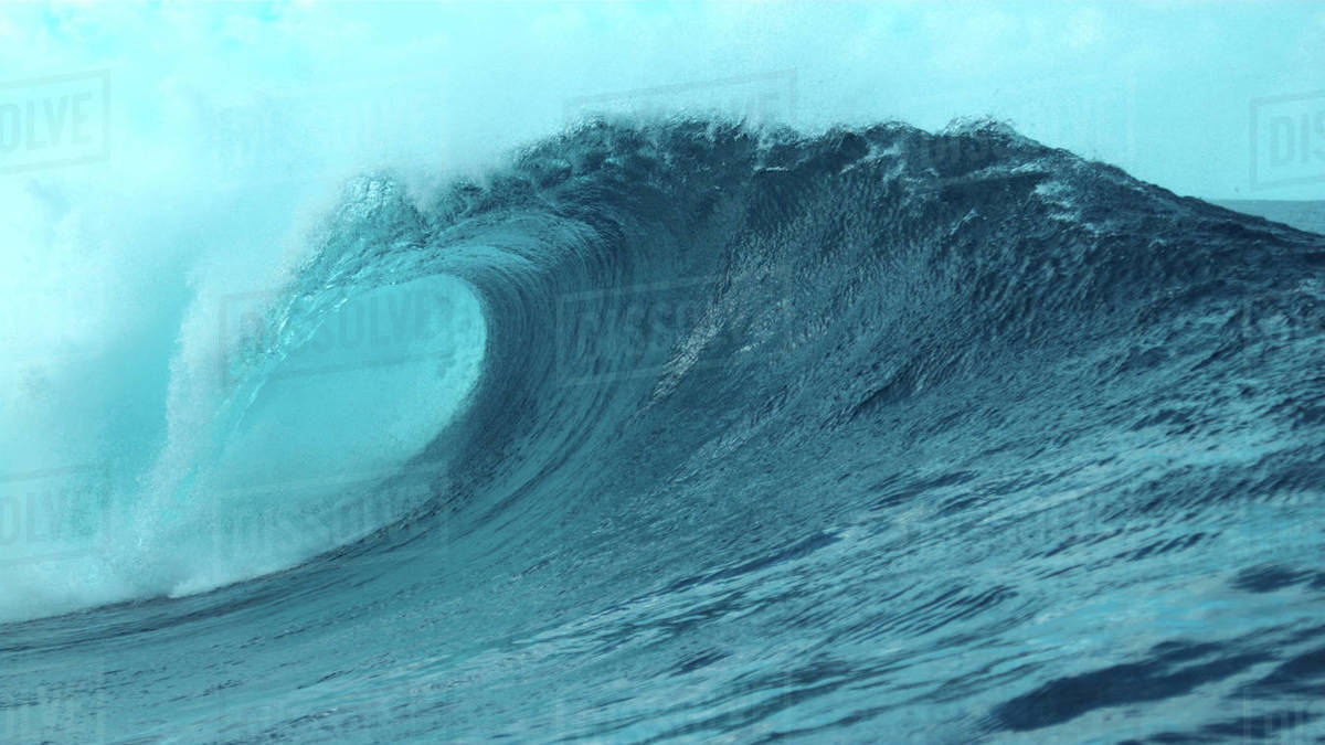 CLOSE UP: Picturesque large tube wave crashes wildly and splashes ...