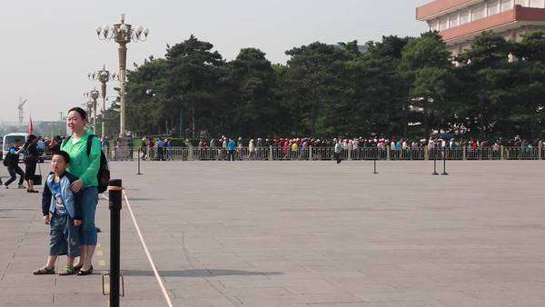 Tourists wait in a line to see chairman mao zedong embalmed body ...