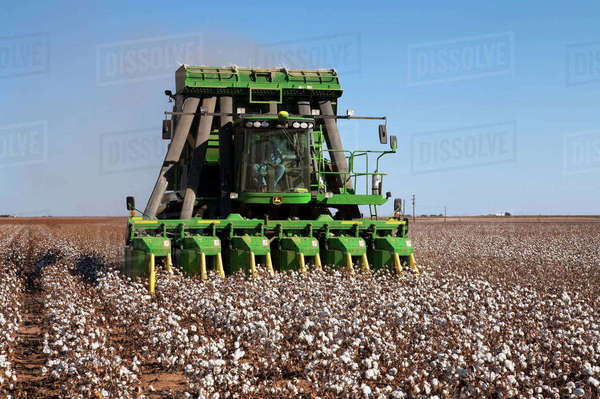 Agriculture - A John Deere 6-row on board module building cotton picker ...