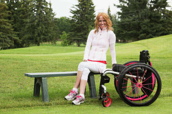 Young woman with spinal cord injury assisting with a golf tournament ...