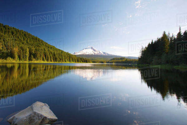 Reflection Of Mount Hood In Trillium Lake In The Oregon Cascades ...