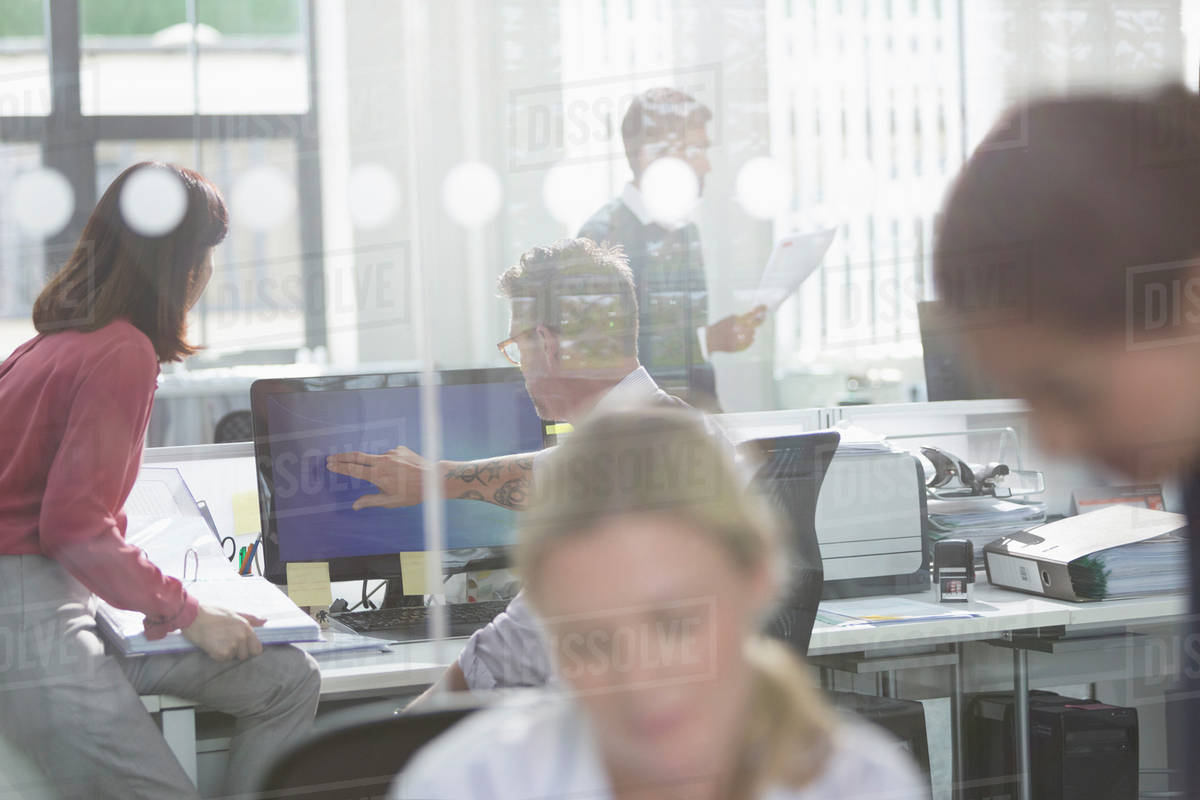 Business people working at computer in office - Royalty-free Stock ...